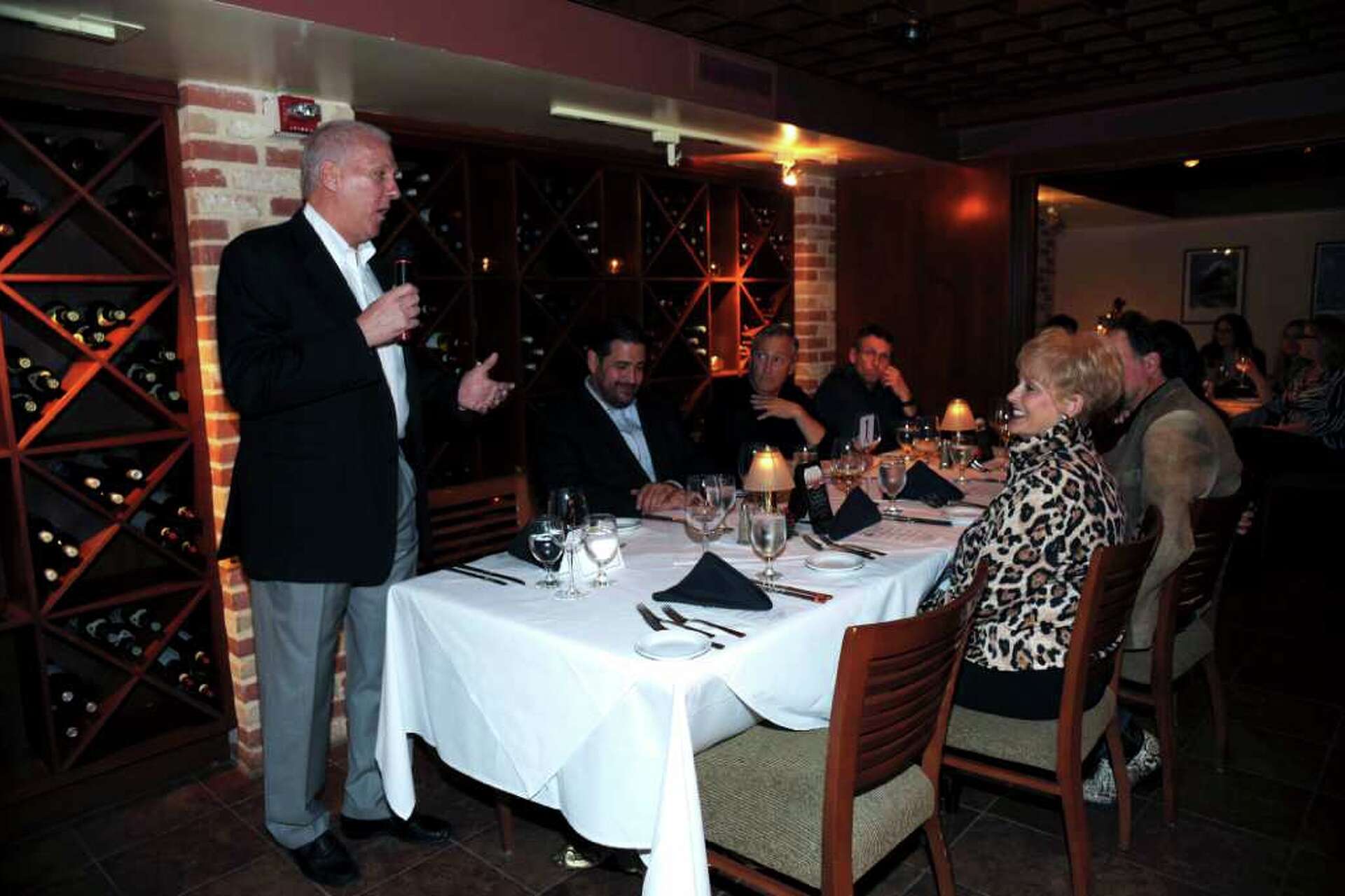 Ruth's Chris Steak House put on blast for dress code policy