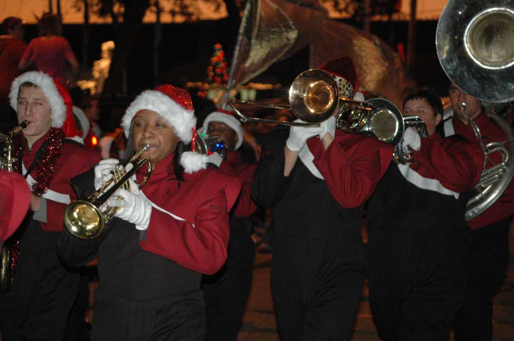Parade ushers in Christmas season in Jasper