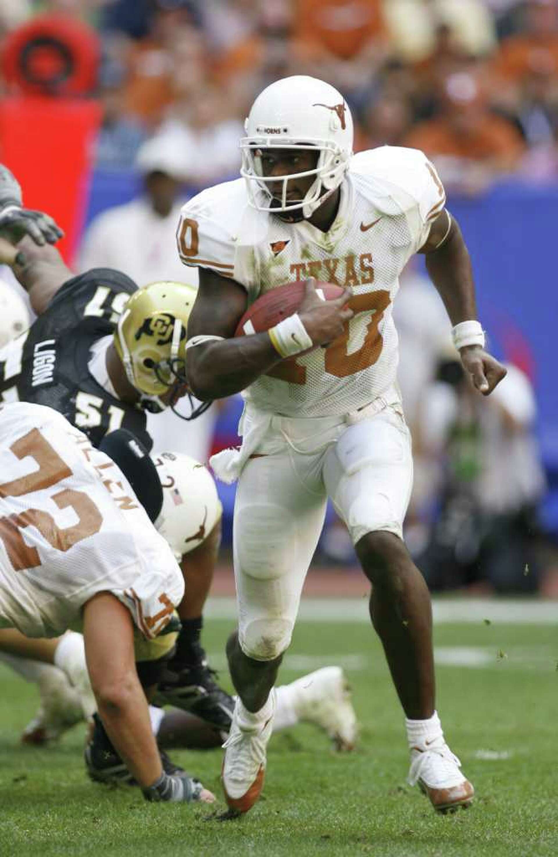 Vince Young's son sings 'The Eyes of Texas' on Longhorn Network