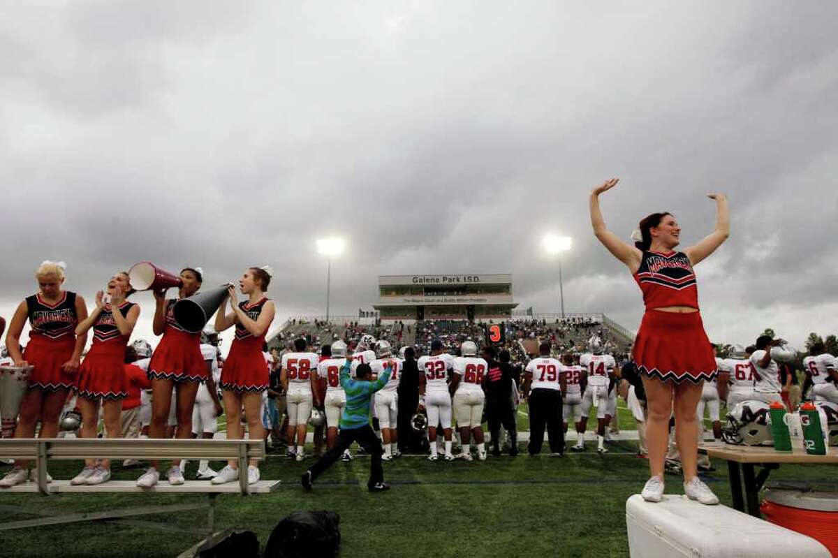 Manvel silences La Marque 38-35 to advance