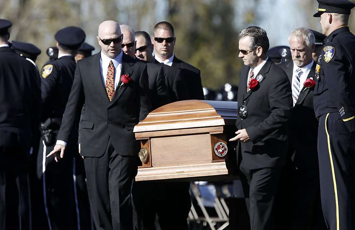 Thousands honor slain Vallejo police officer