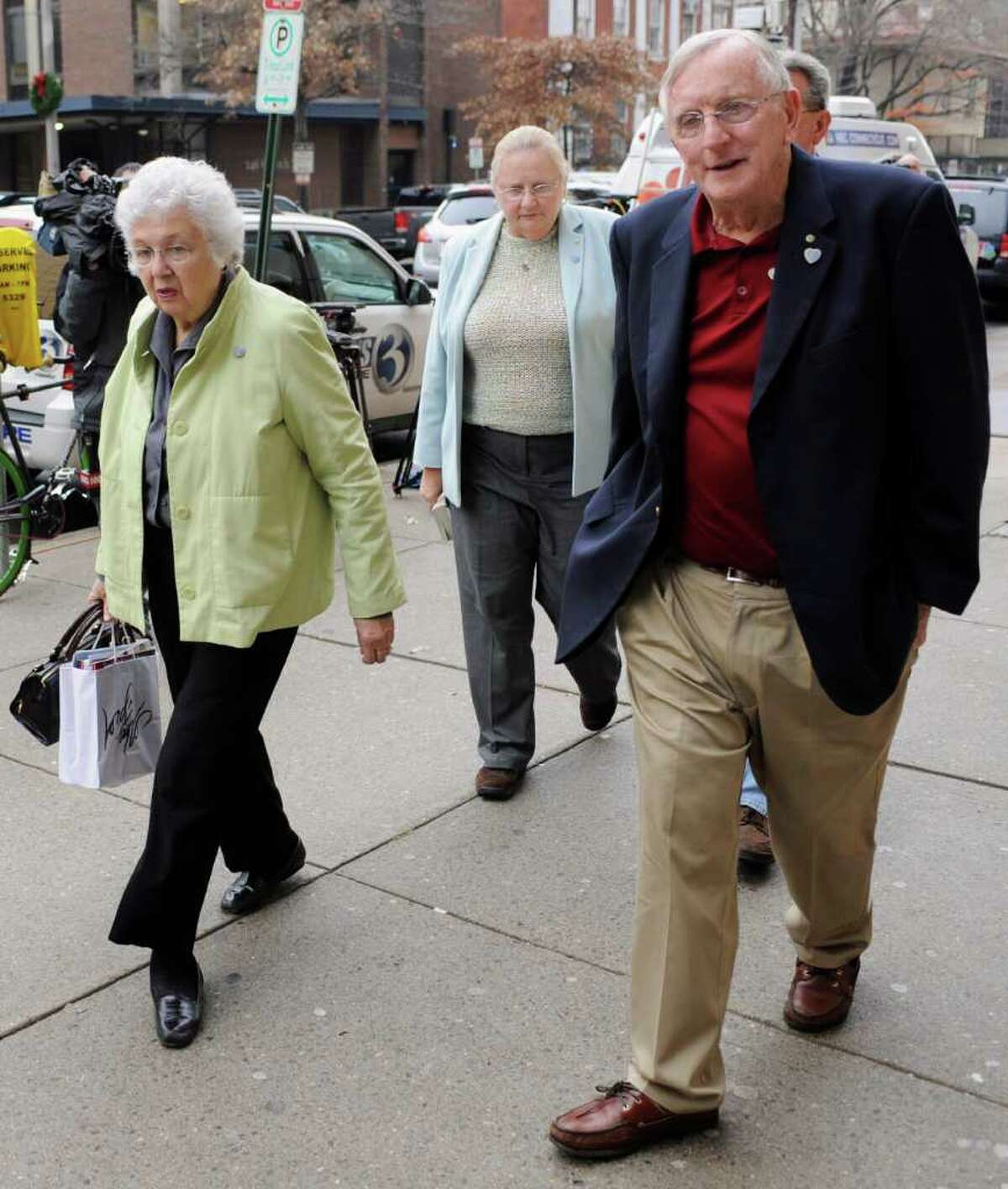 Jury continues Komisarjevsky deliberations