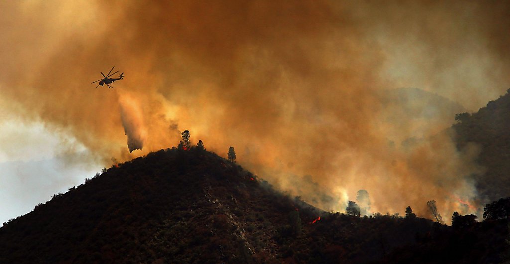 Hundreds evacuated as sierra wildfire spreads
