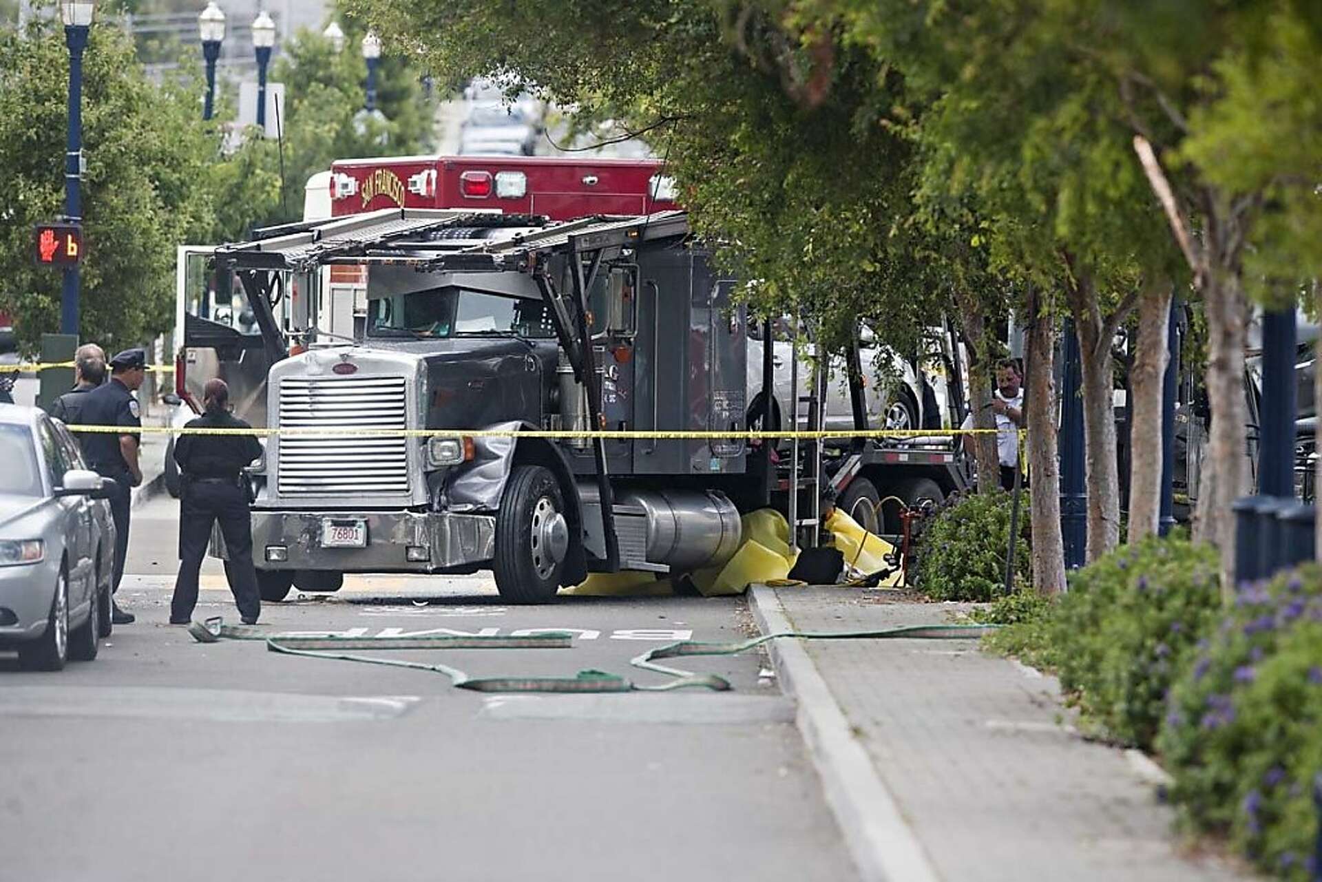 1 dead, 4 hurt in UCSF shuttle bus crash
