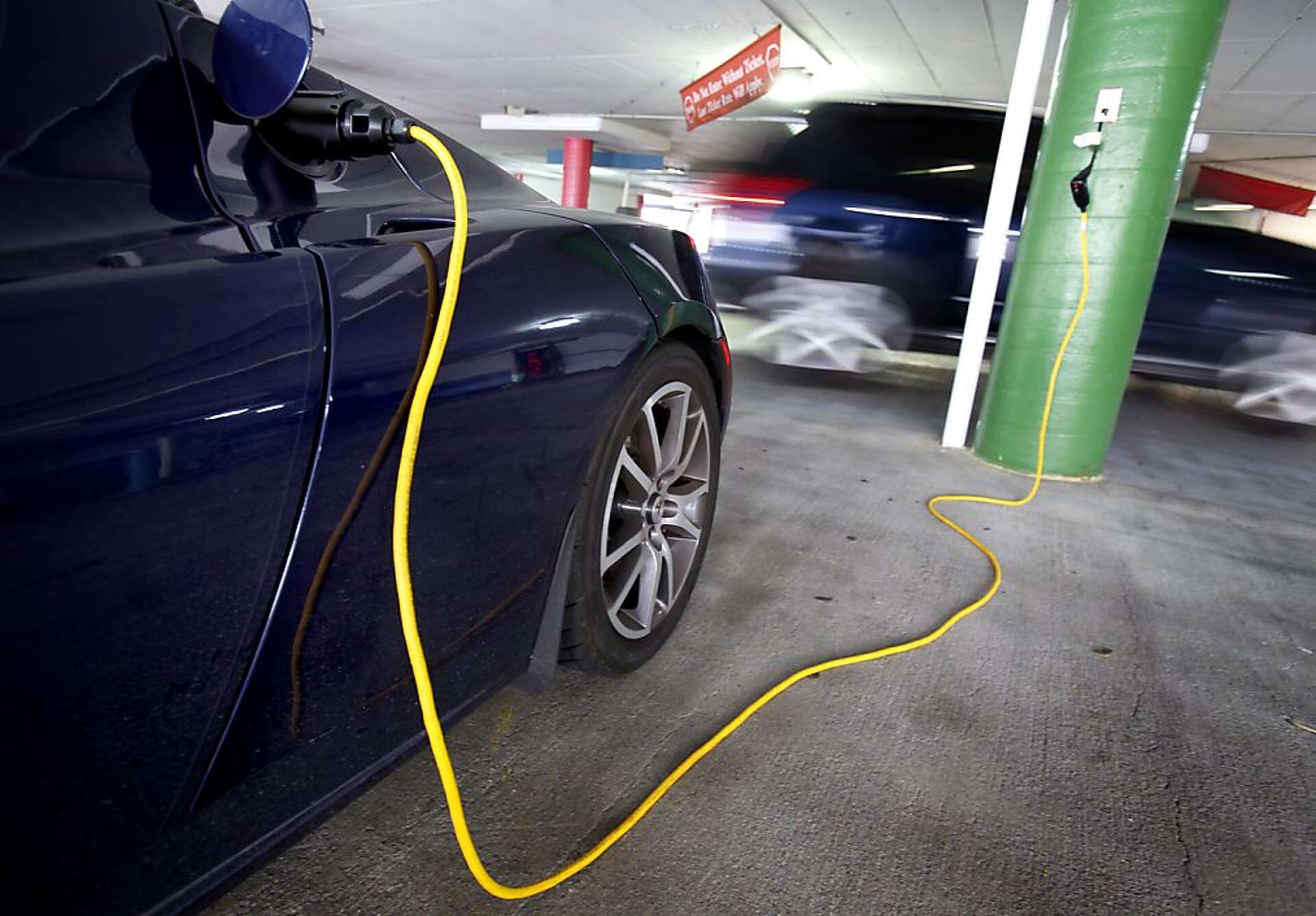 Electric cars battle for hearts, wallets