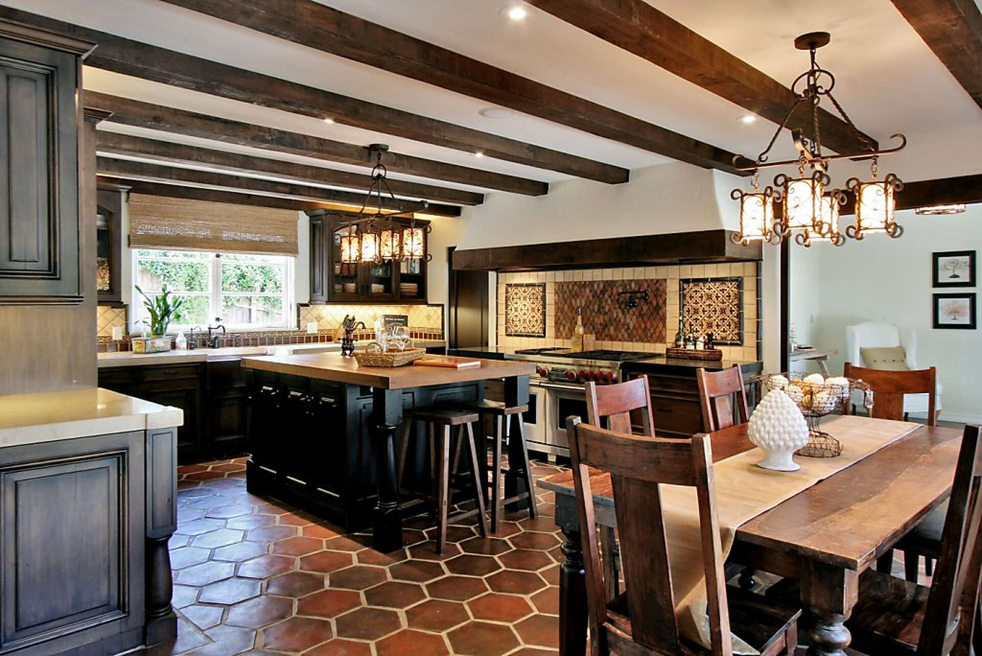 Oakland Colonial has rustic feel