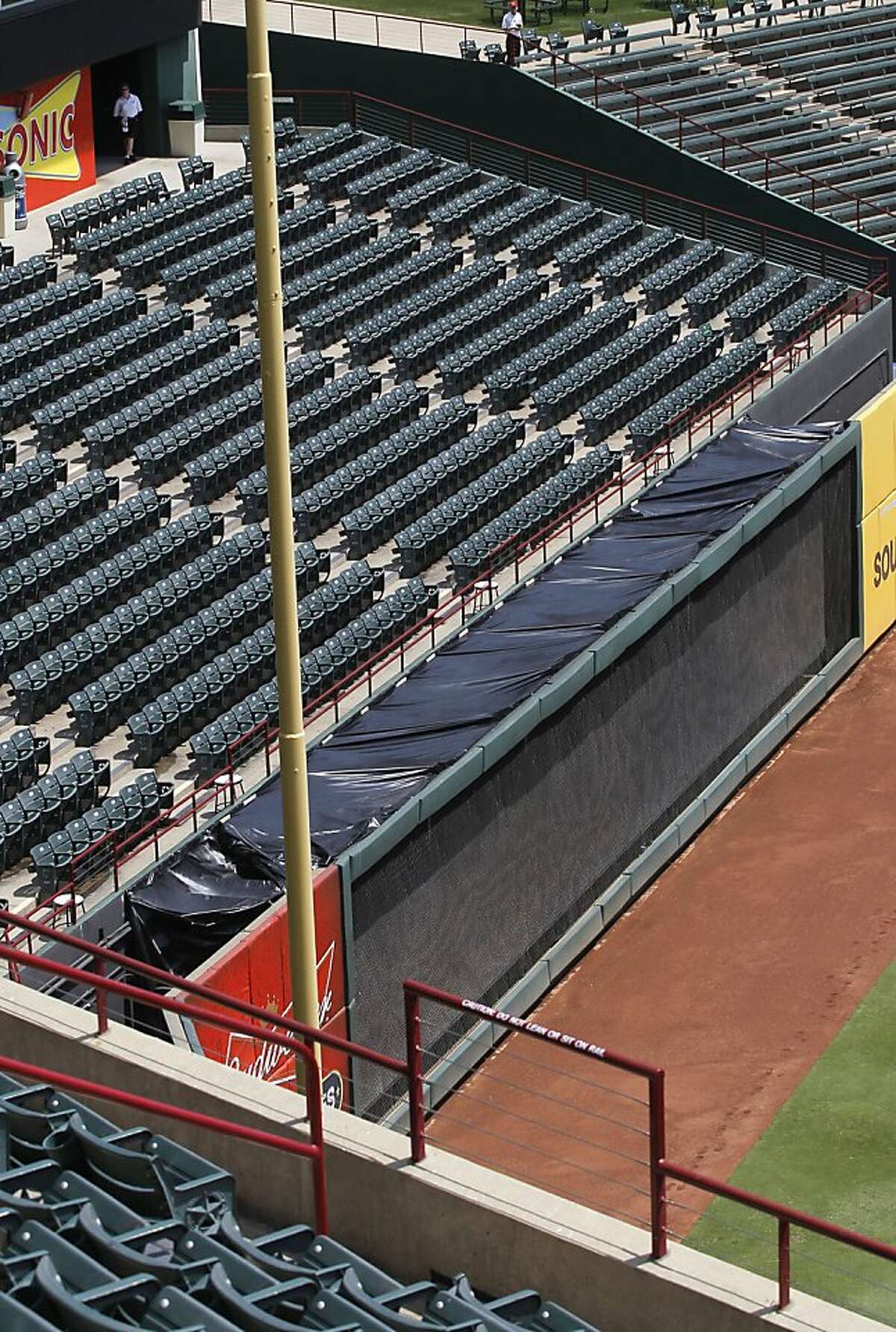 Fan dream of catching baseball turns to nightmare