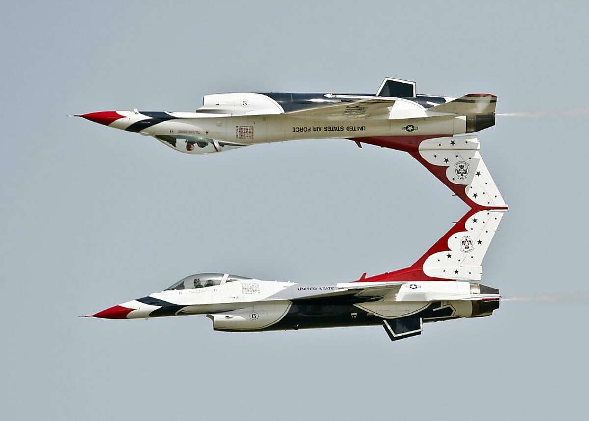 The US Air Force Thunderbirds F16 demonstration squadron performs in ...