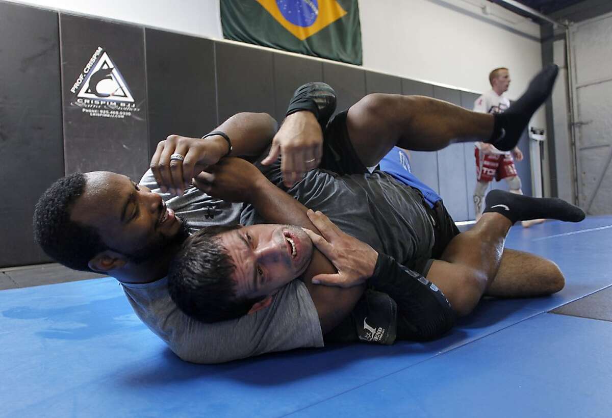 Raiders fullback has 'Better Dayz' in martial arts