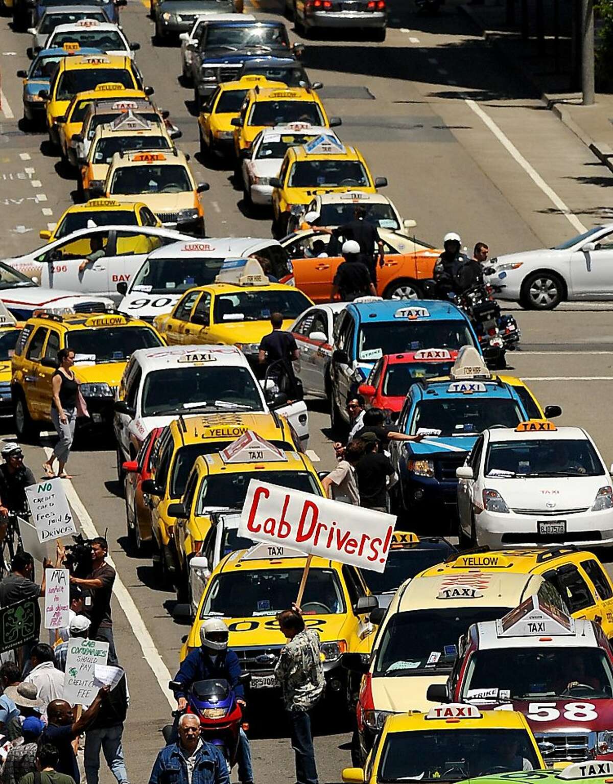 Noisy taxi protest at City Hall