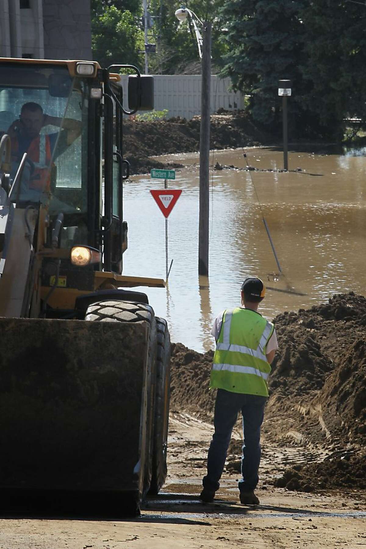 Souris River surges past 130-year-old flood record