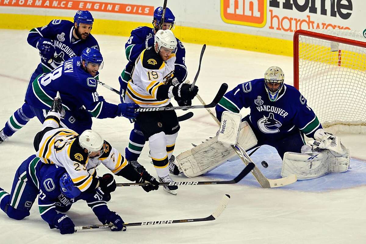 Roberto Luongo's shutout lifts Canucks to 3-2 lead