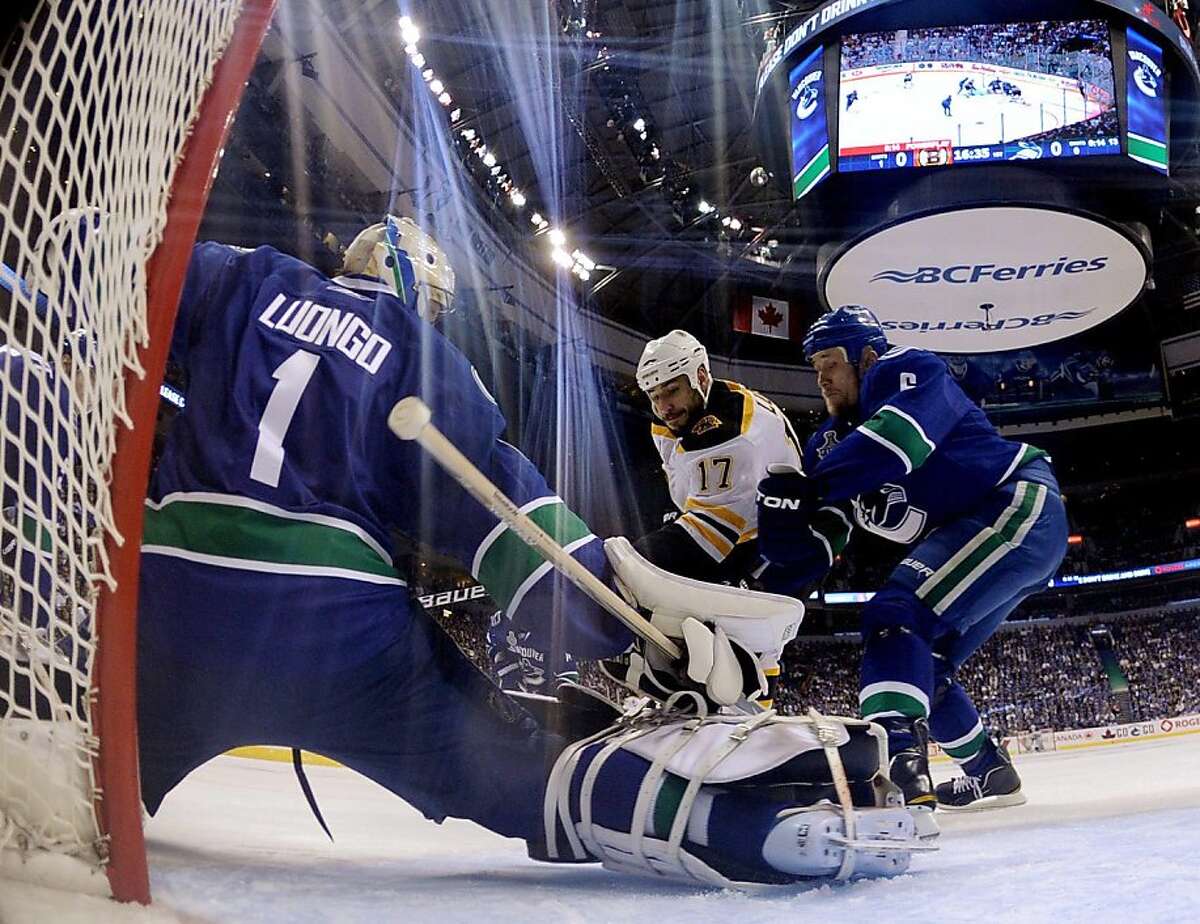 Roberto Luongo's shutout lifts Canucks to 3-2 lead