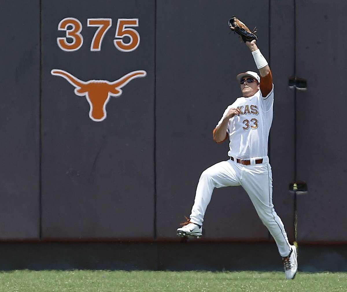 Cal baseball rallies past Baylor in 9th to advance