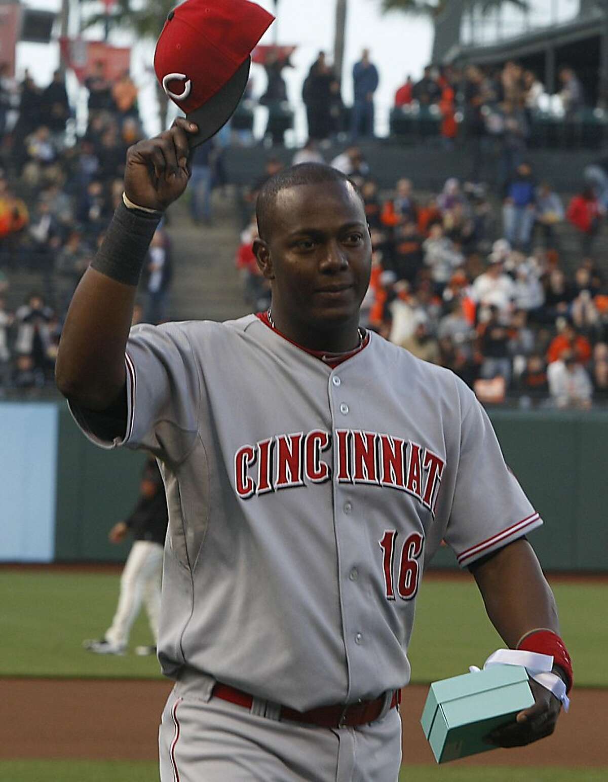 Edgar Renteria picks up SF Giants' title ring