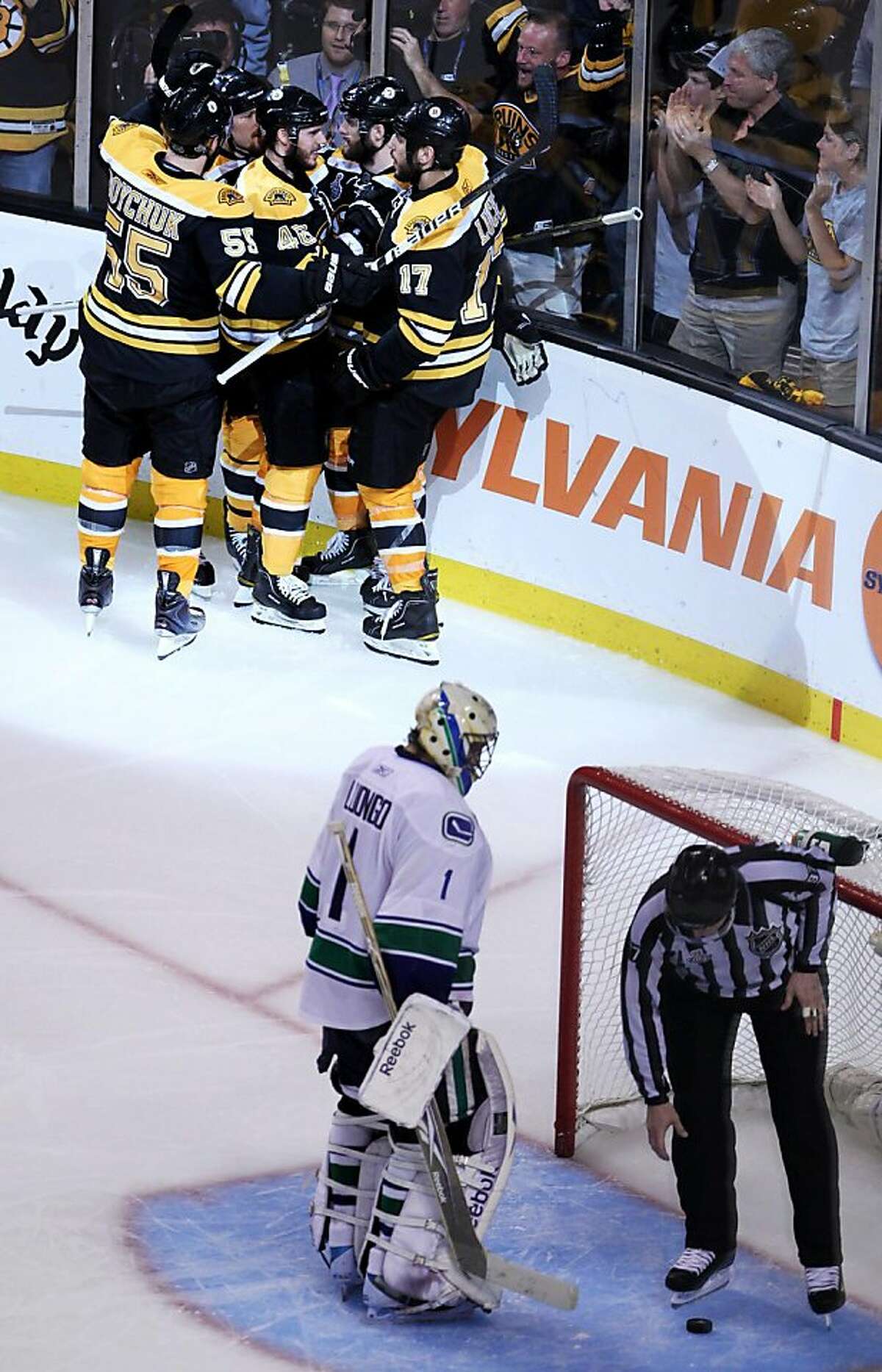 Bruins blank Canucks, even Stanley Cup Finals
