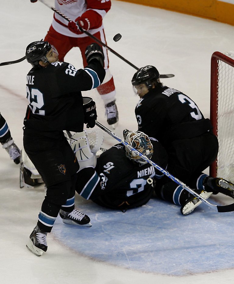 Sharks beat Wings 2-1, take 2-0 series lead