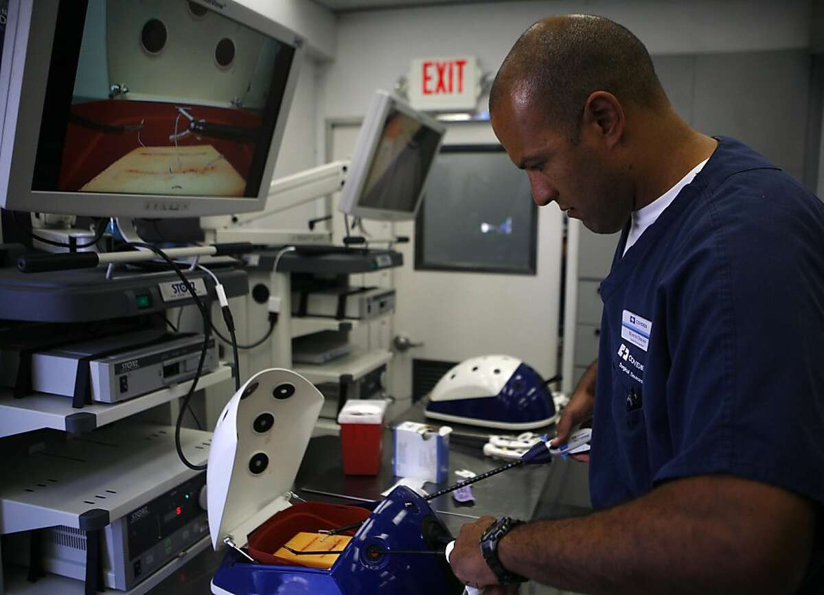 UCSF doctors try out new laparoscopic equipment