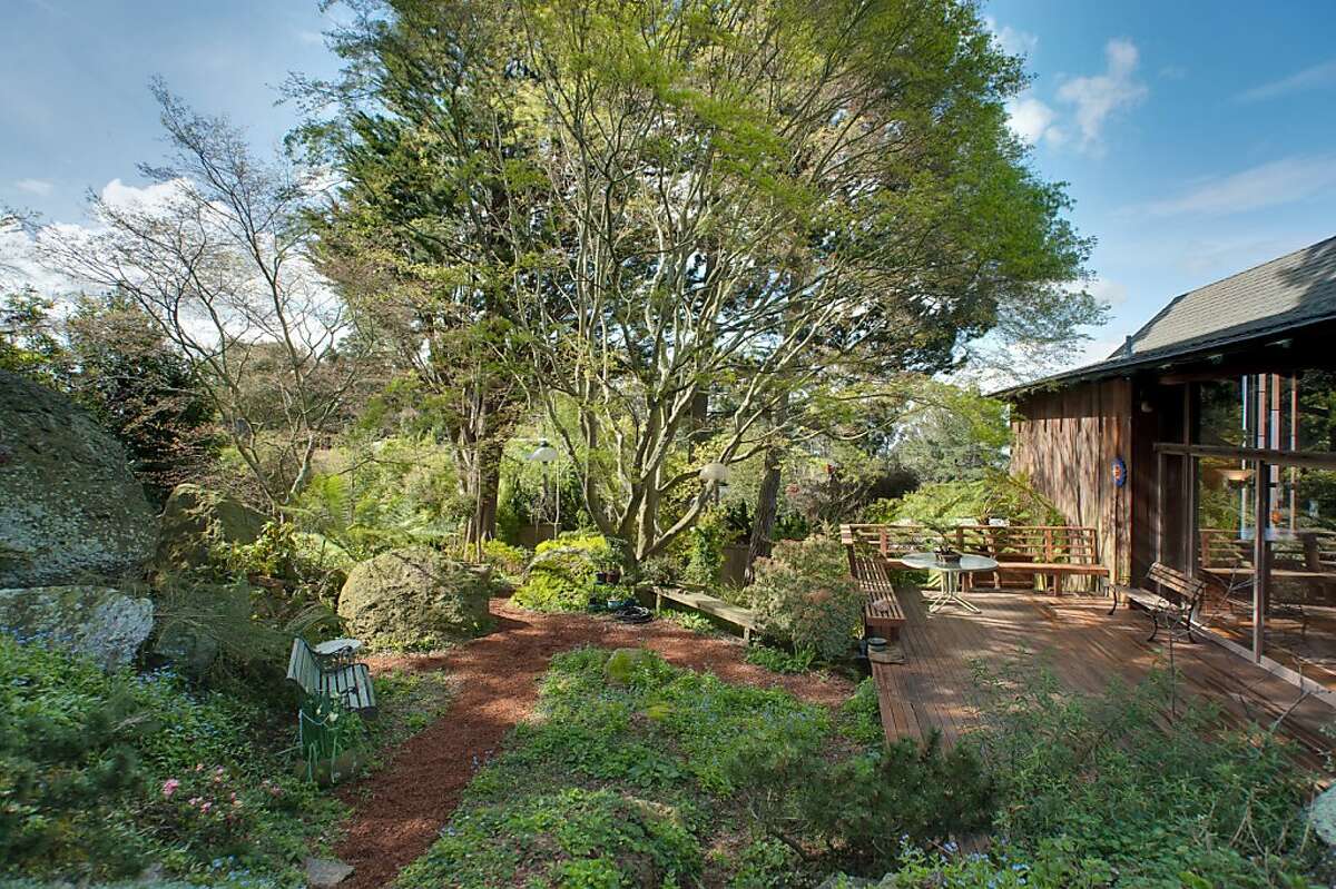 Berkeley hills home designed by Warren Callister