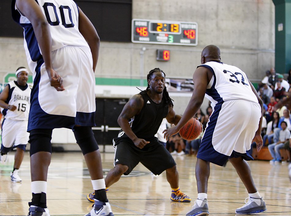 Davone Bess gets other NFLers for charity hoops