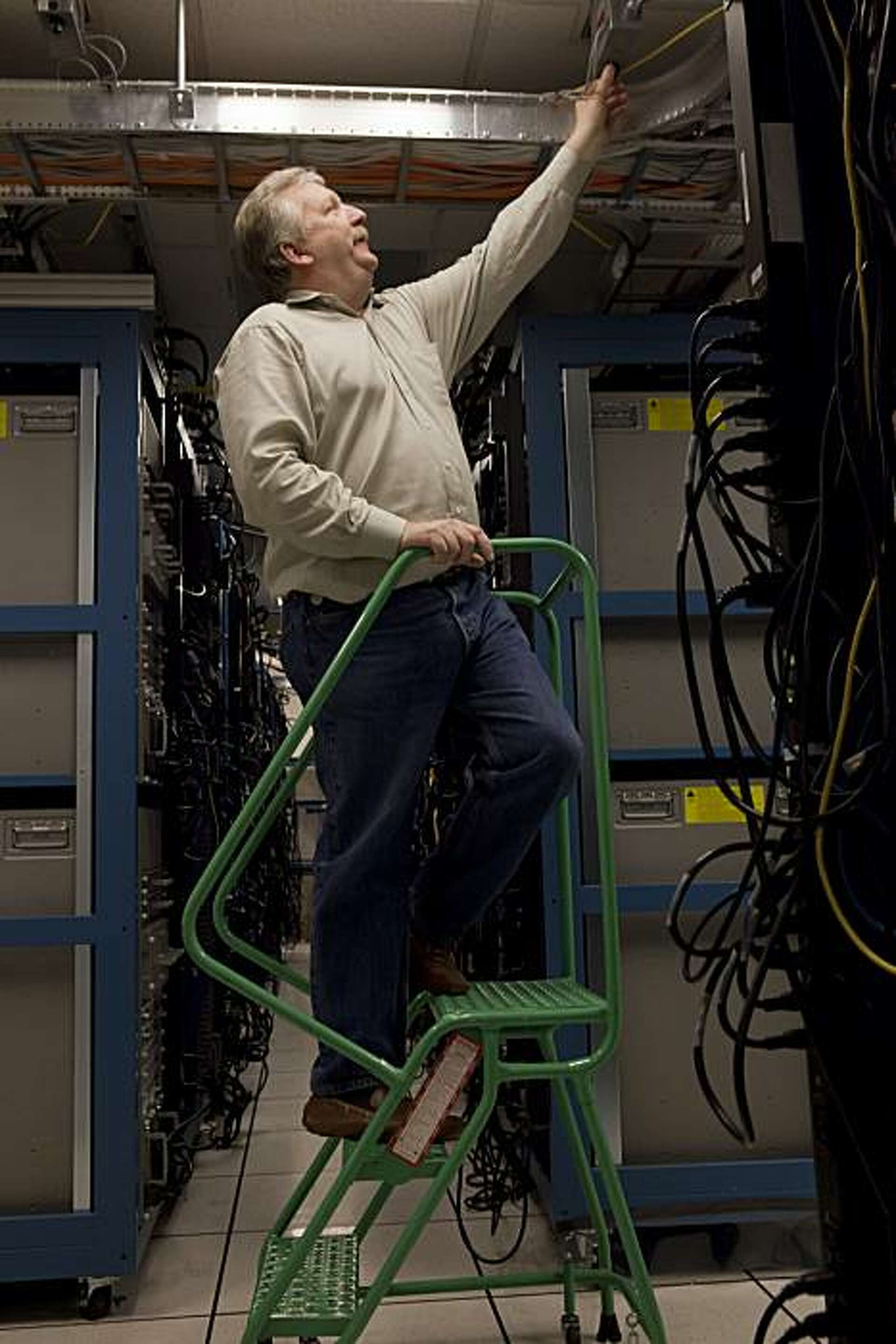 Cisco CEO John Chambers tries to rally the troops