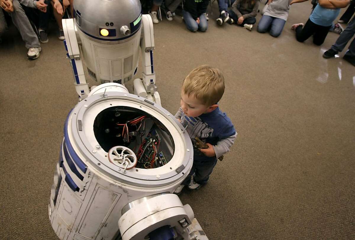 R2-D2 club builds droids that 'Star Wars' fans are looking for