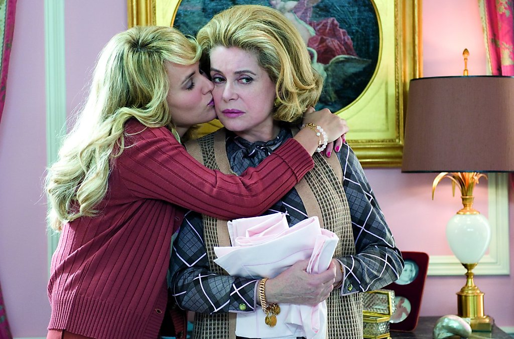 'Potiche' review: Motherly Catherine Deneuve
