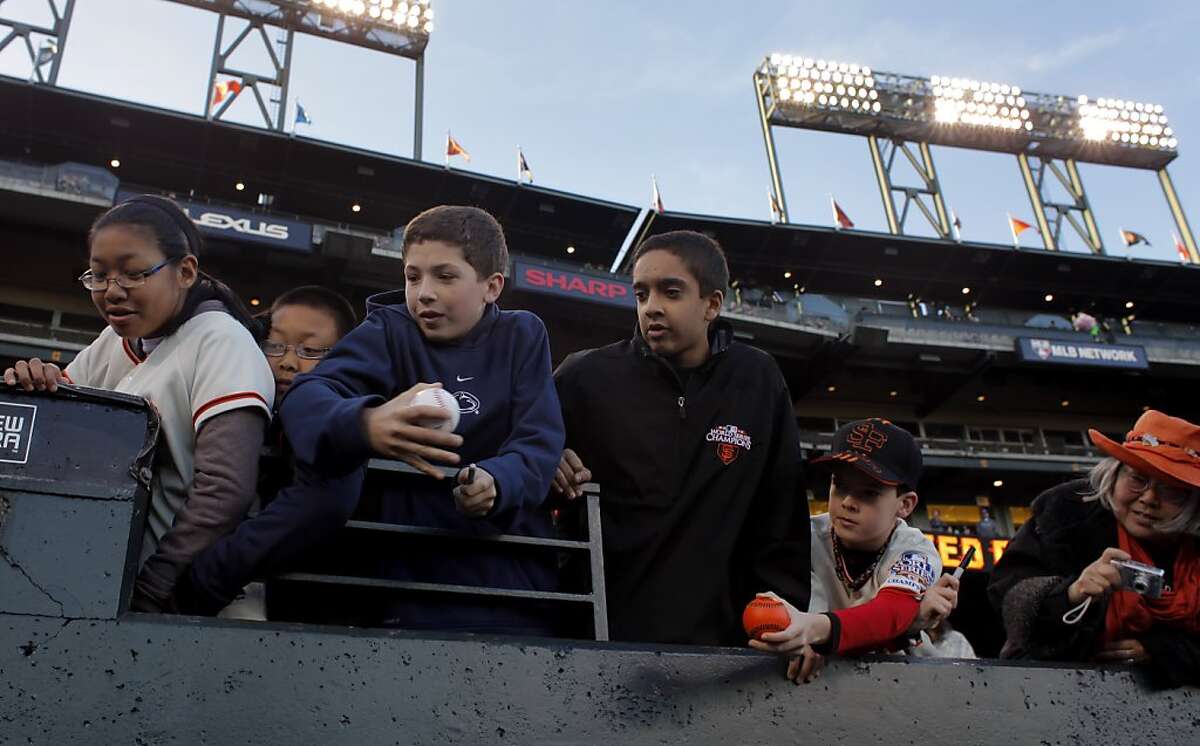 SF Giants edge A's 4-3 before adoring crowd
