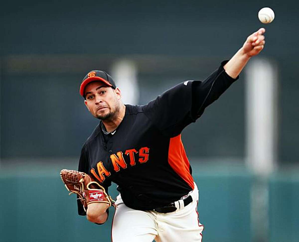 Mighty Giants take on lowly Dodgers in Scottsdale