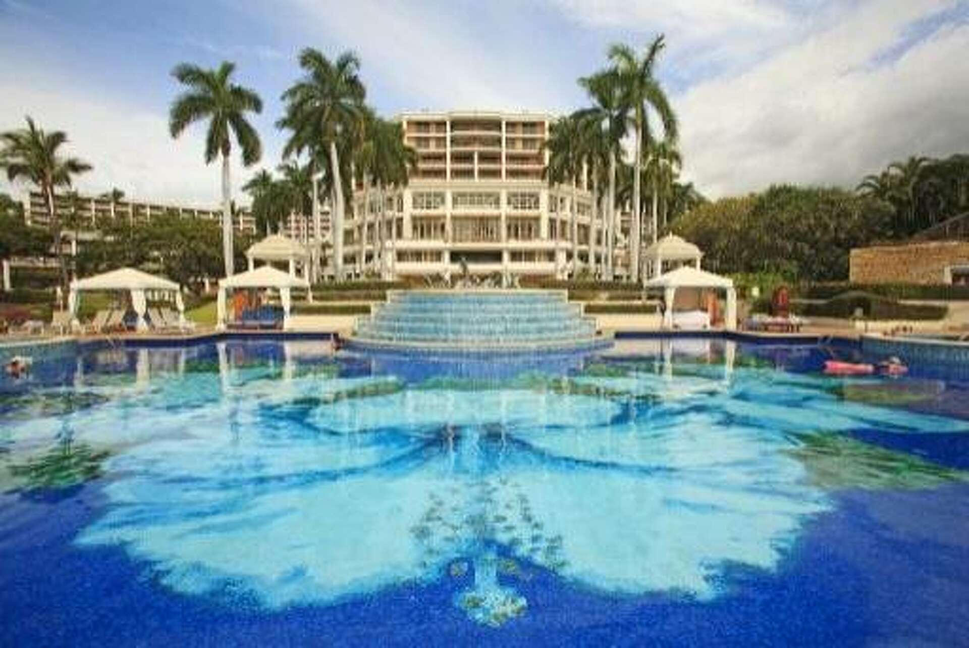 Dive into Hawaii's best swimming pools