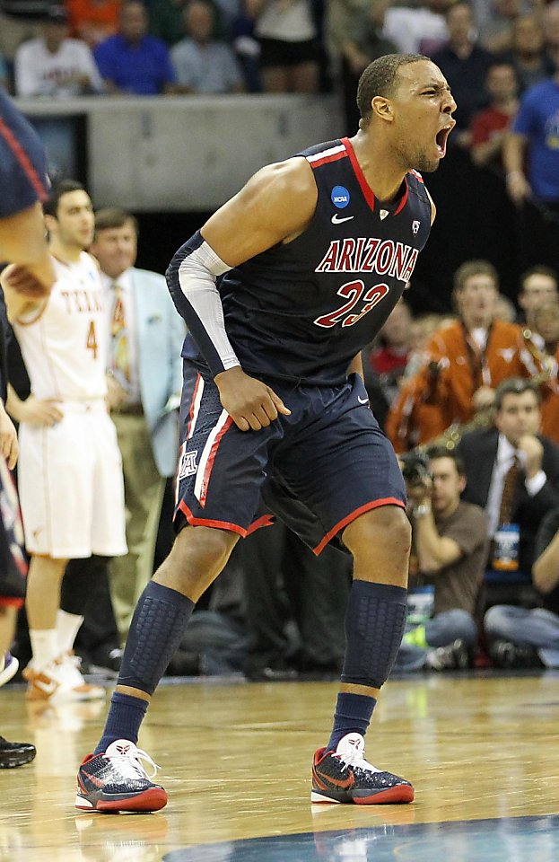 Arizona wins on Derrick Williams' 3-point play