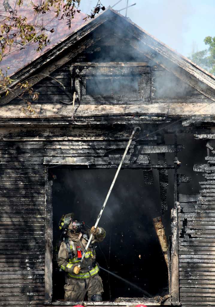 Fire burns building near downtown