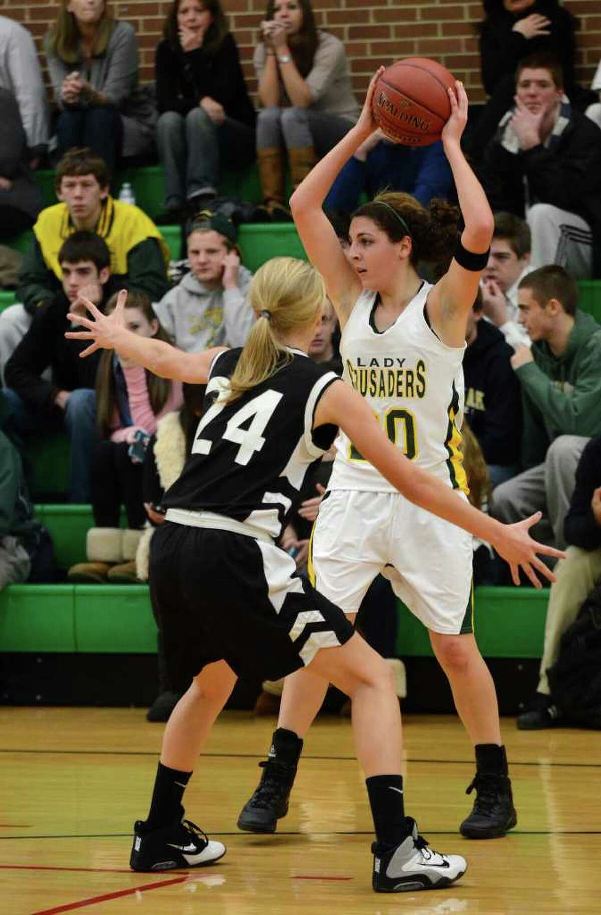 Trumbull easily beats Trinity in early showdown