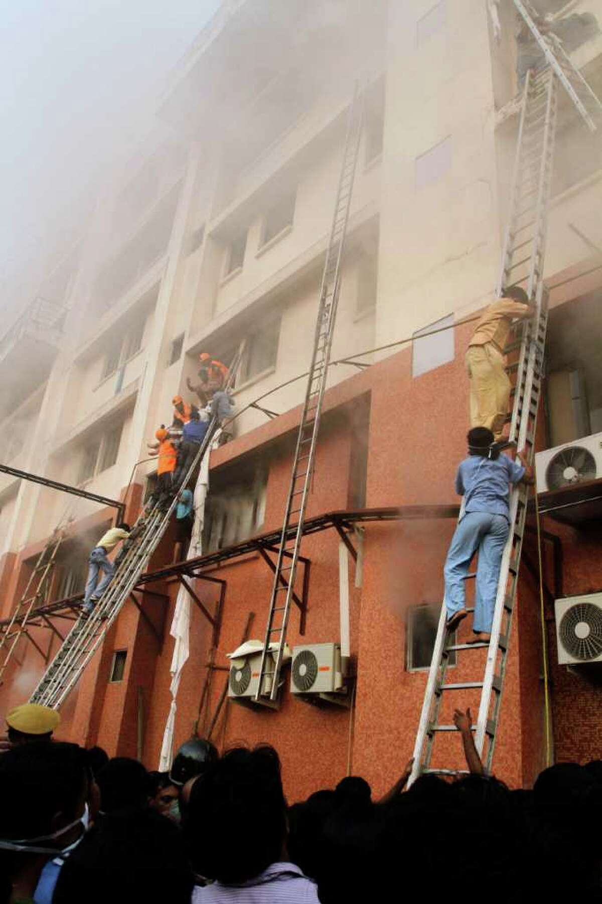 Indian hospital fire kills 89 as staff flees