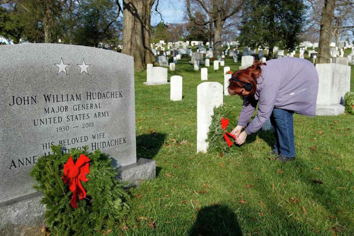 Volunteers lay 90K wreaths at Arlington cemetery