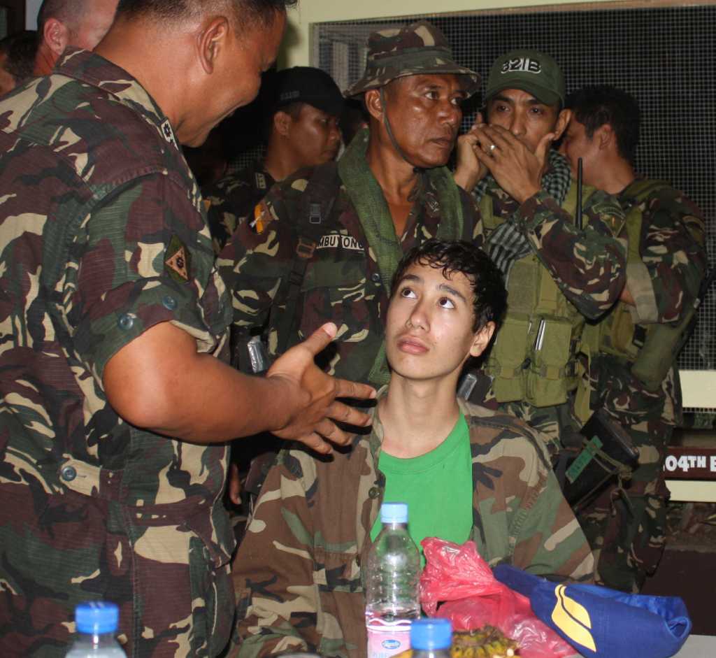 U.S. hostage, 14, escapes from militants in Philippine jungle