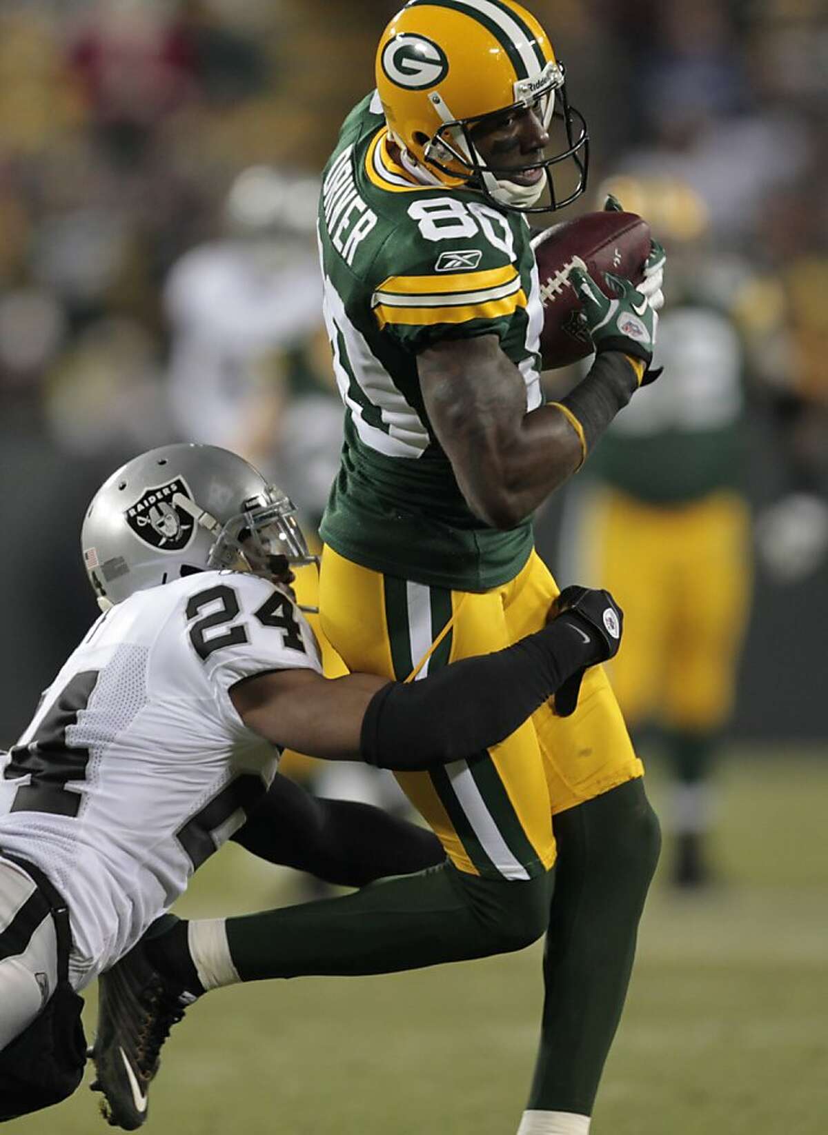 Rodgers, Packers offense carve up Raiders, 46-16