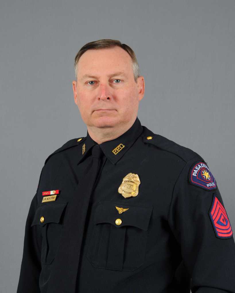 Crash injures Pasadena police officer