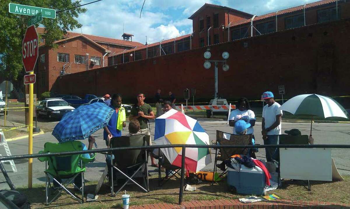 1 killer in Byrd murder executed, 1 still awaiting lethal injection