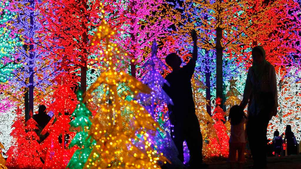 Spectacular holiday lights around the world