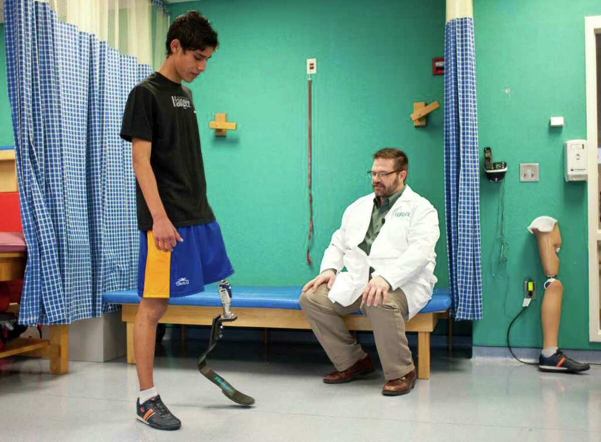 Runner from Mexico receives prosthetic leg