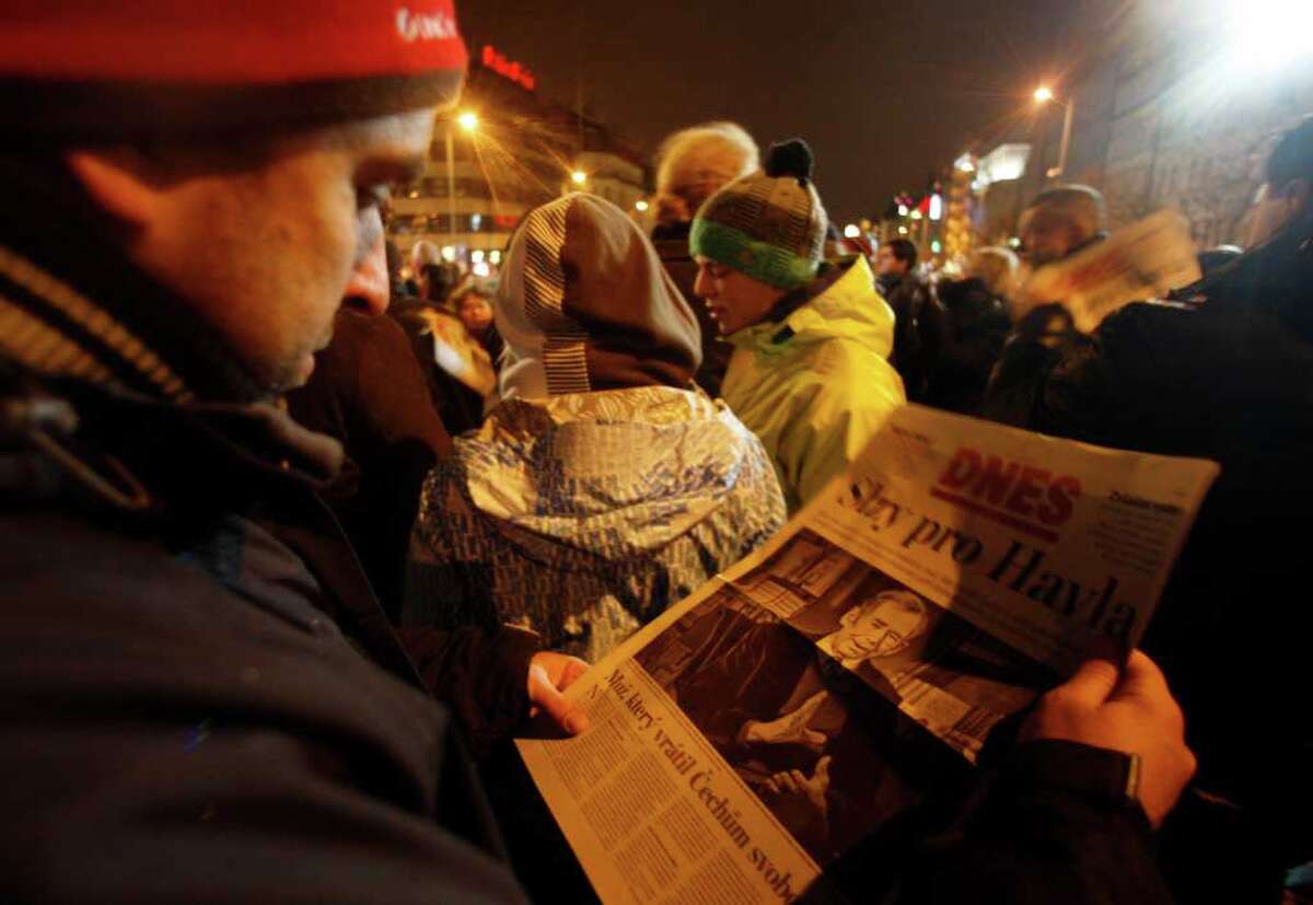 Czechs, world officials mourn Vaclav Havel's loss