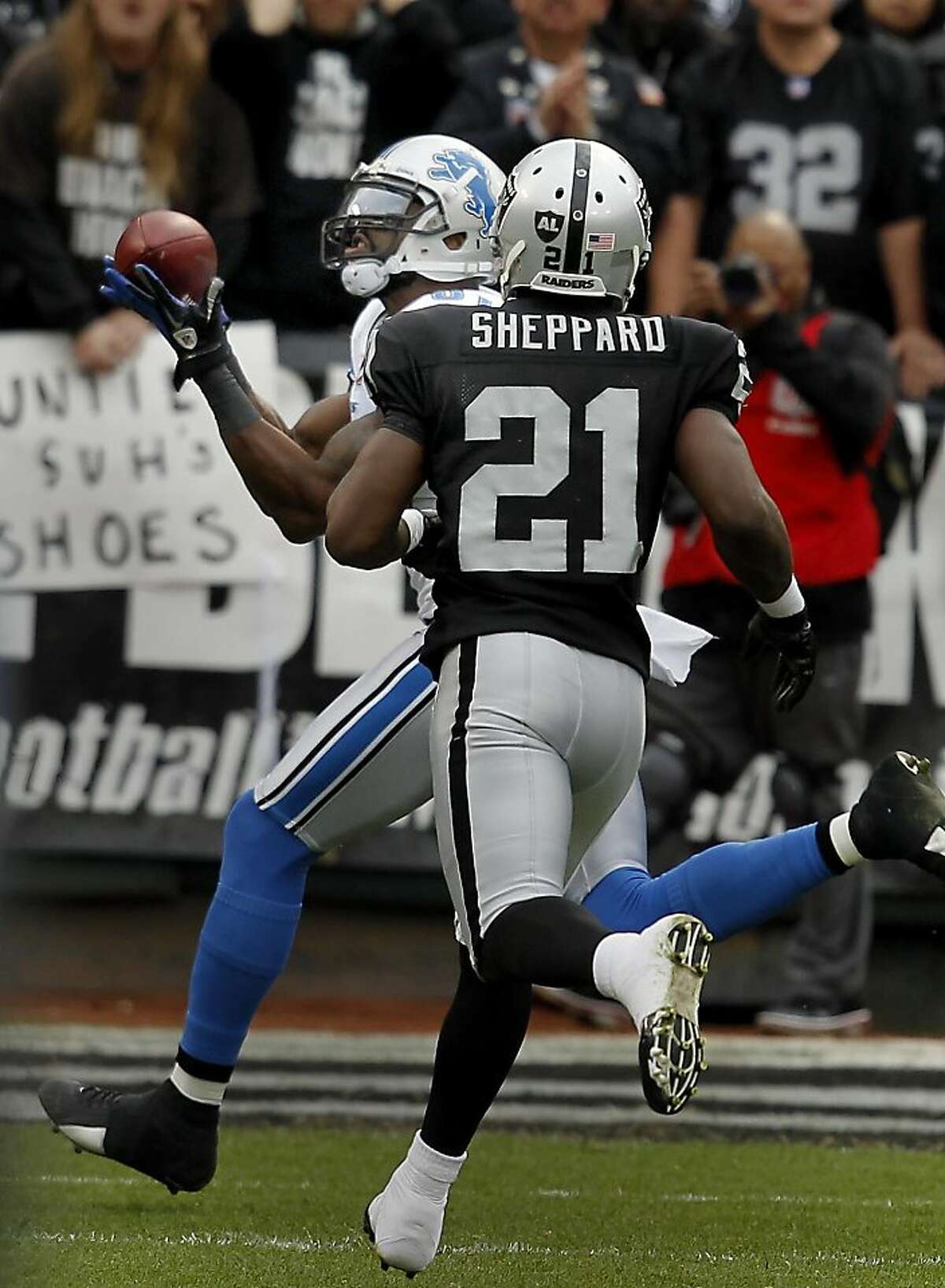 Raiders blow 13-point lead, Lions win 28-27