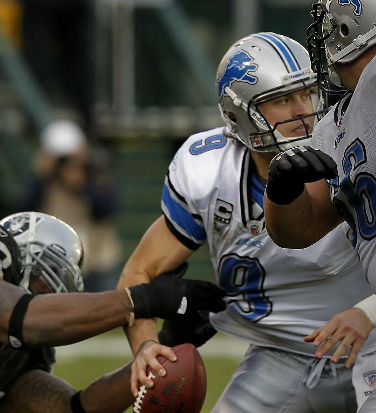 Raiders blow 13-point lead, Lions win 28-27