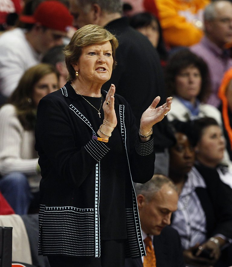Vols' Pat Summit gets applause for brave fight