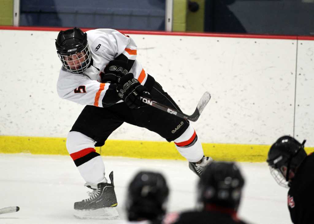 Stamford hockey upended by Branford