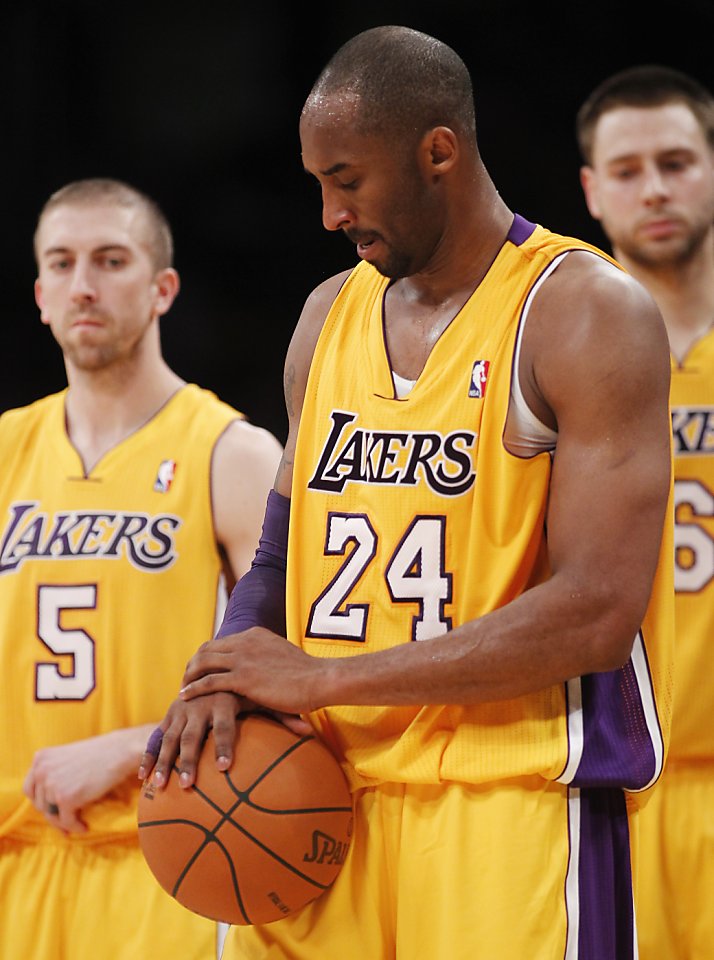 Lakers' Kobe Bryant tears ligament in wrist