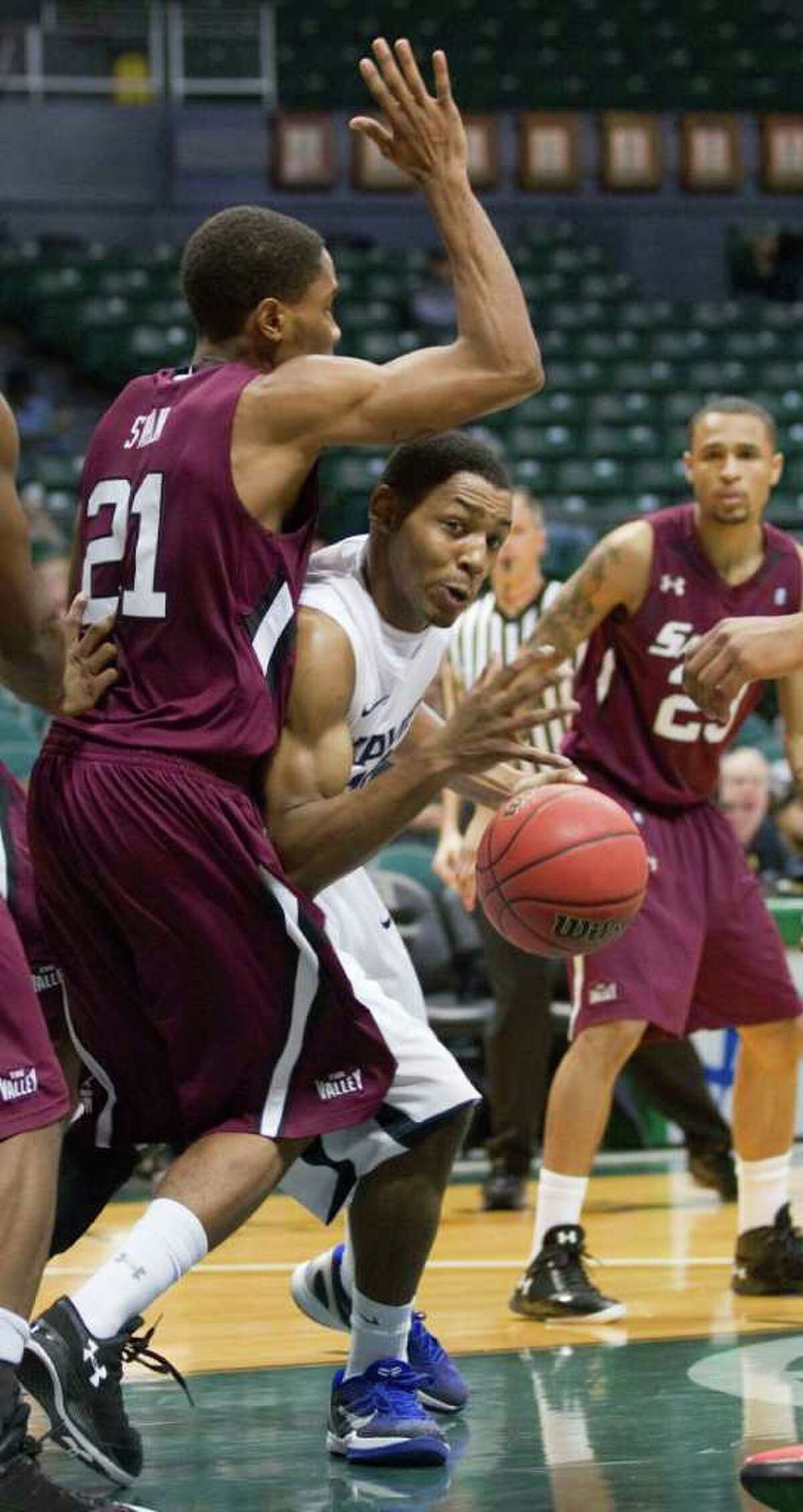 Lyons' double-double sparks Xavier victory