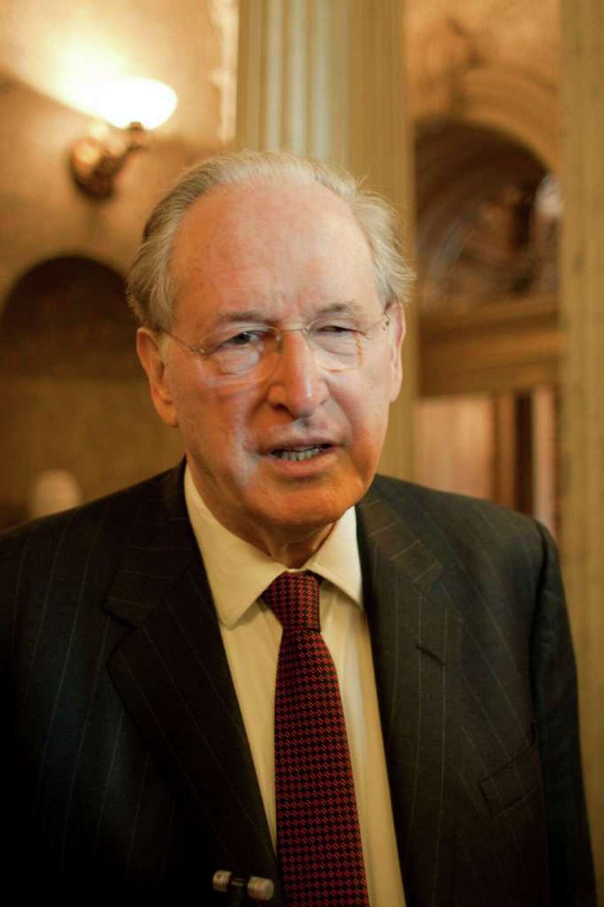 Senator seeks to rein in Web suffix expansion