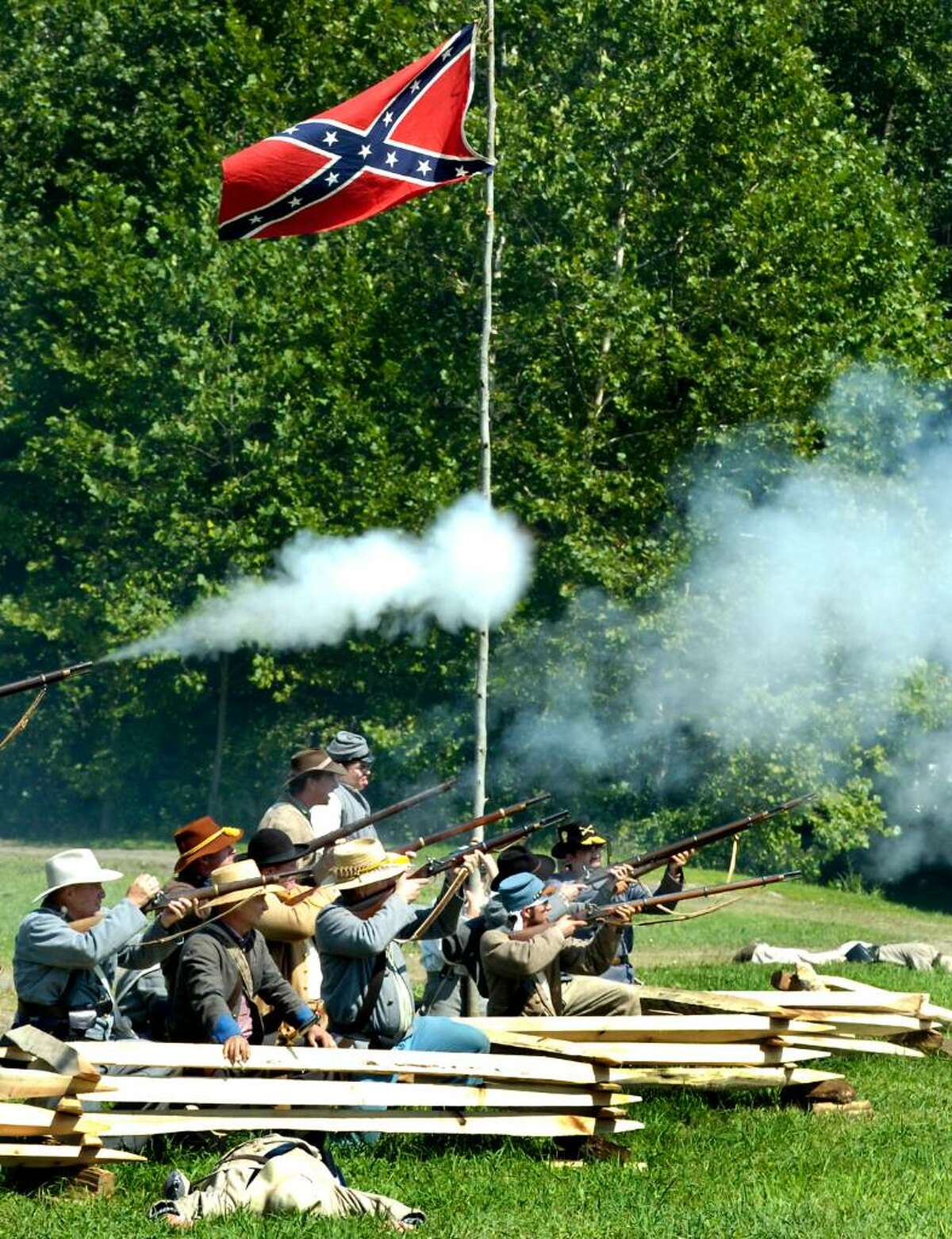 Confederate soldiers stage weekend invasion of Woodbury's Three River Park